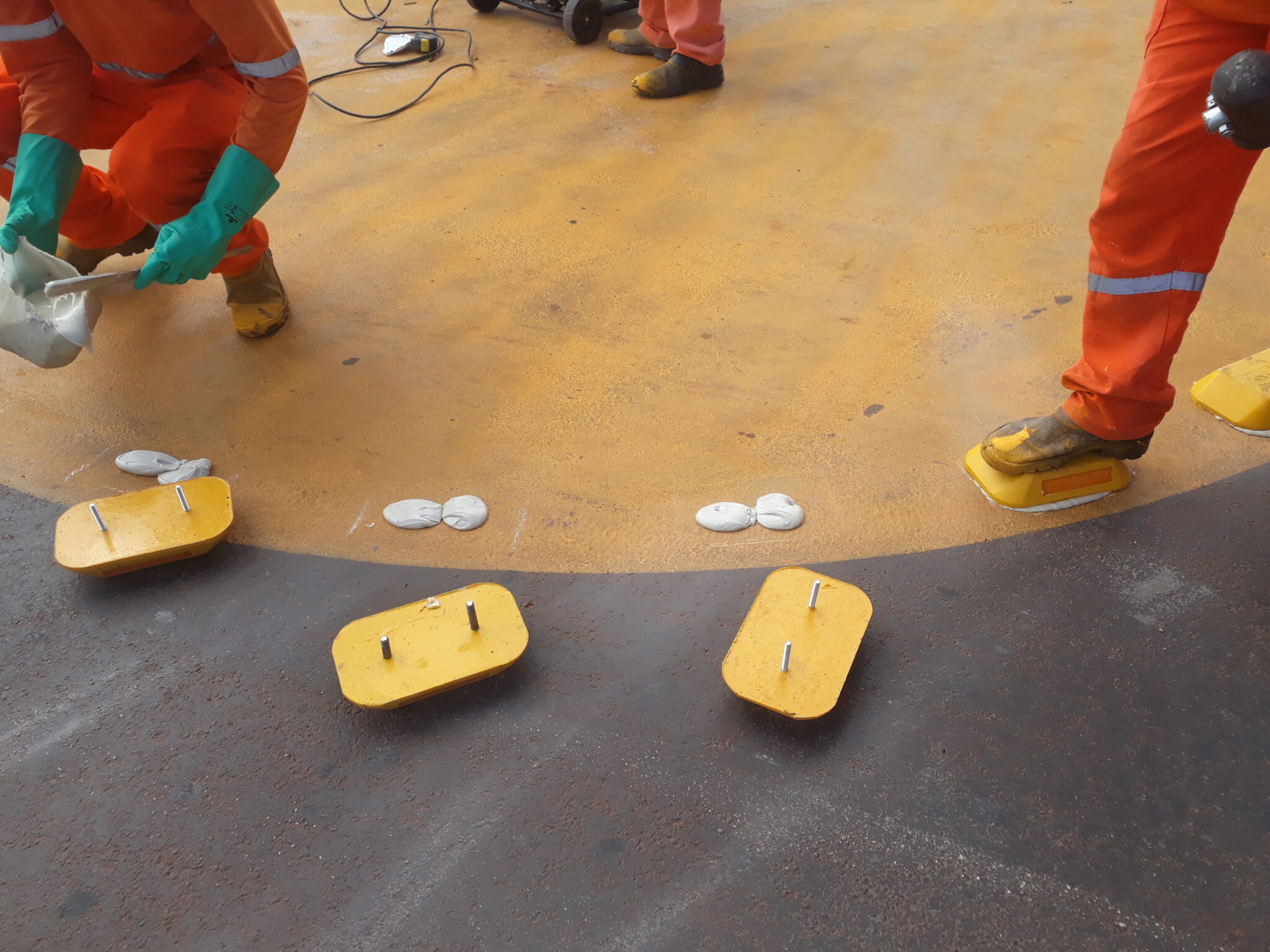 TACHÕES SÃO FIXADOS NAS ROTATÓRIAS - Prefeitura Municipal de Santo ...