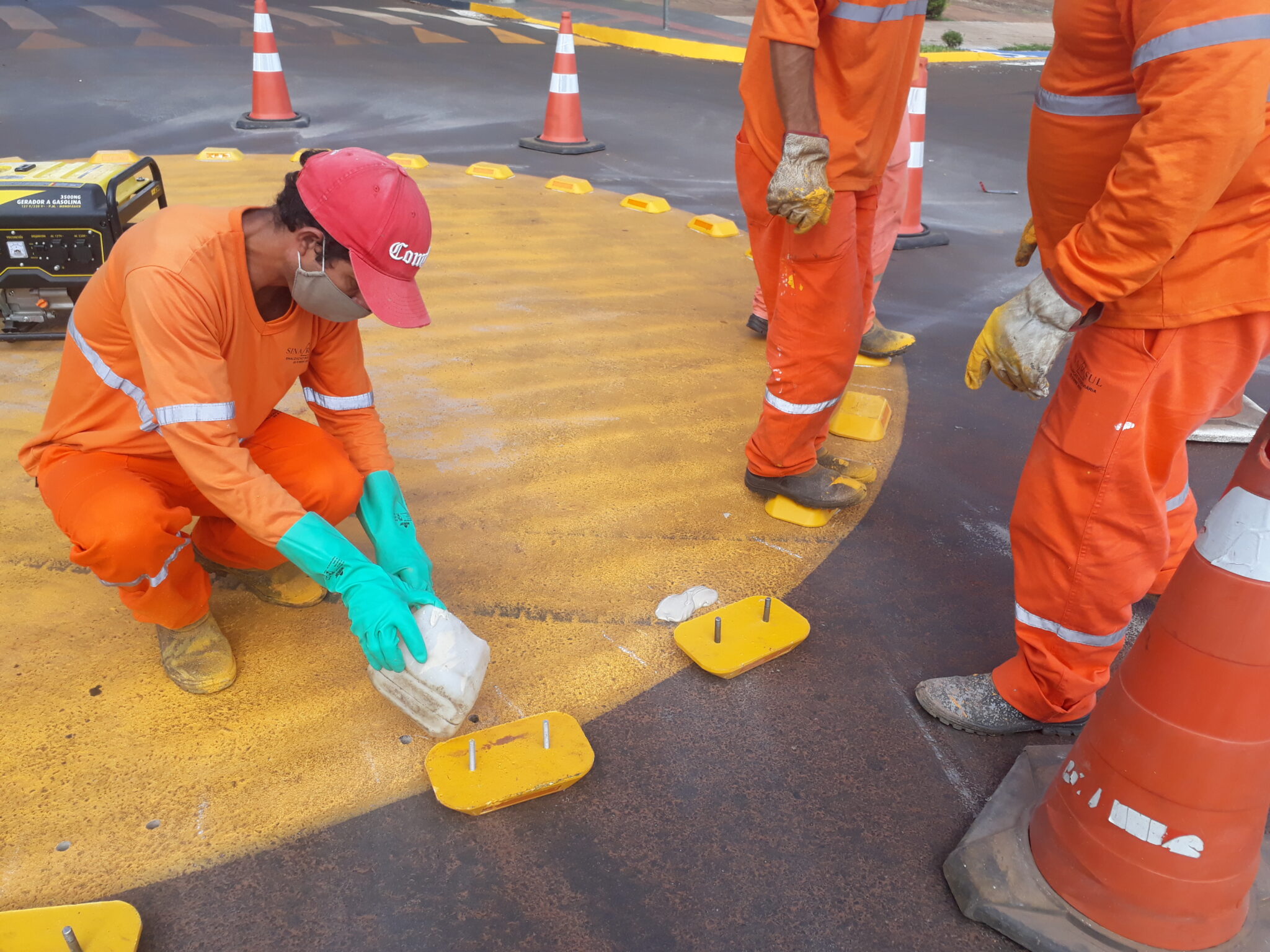 TACHÕES SÃO FIXADOS NAS ROTATÓRIAS - Prefeitura Municipal de Santo ...